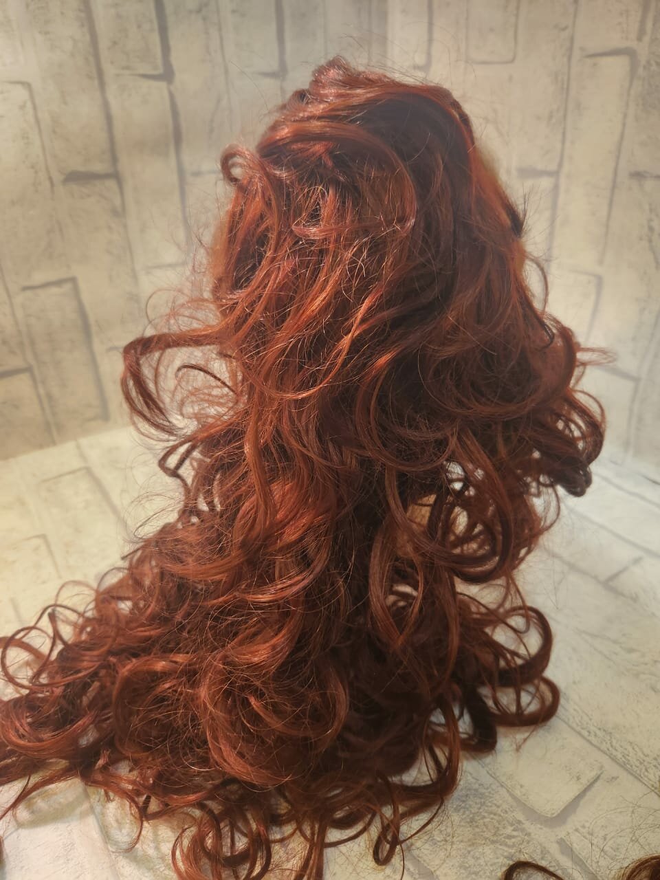 Хвост-шиньон Eva на крабе, имеет кудрявую структуру, выполнен из премиум материалов, имеет цвет Красное дерево