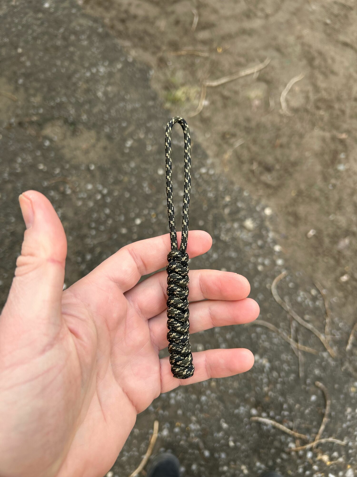 Темляк из паракорда на нож, сумку, одежду брелок.