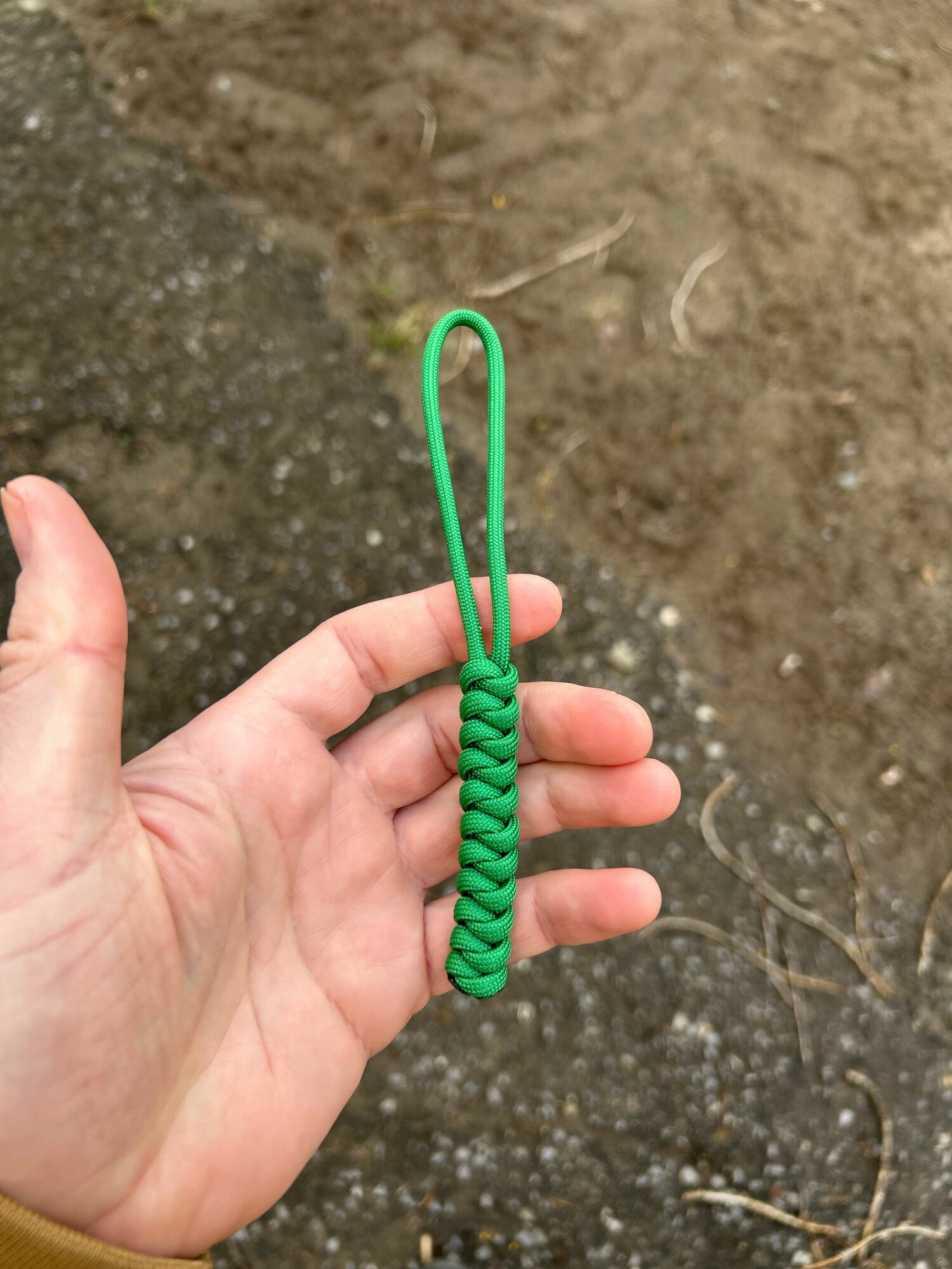 Темляк из паракорда на нож, сумку, одежду брелок.