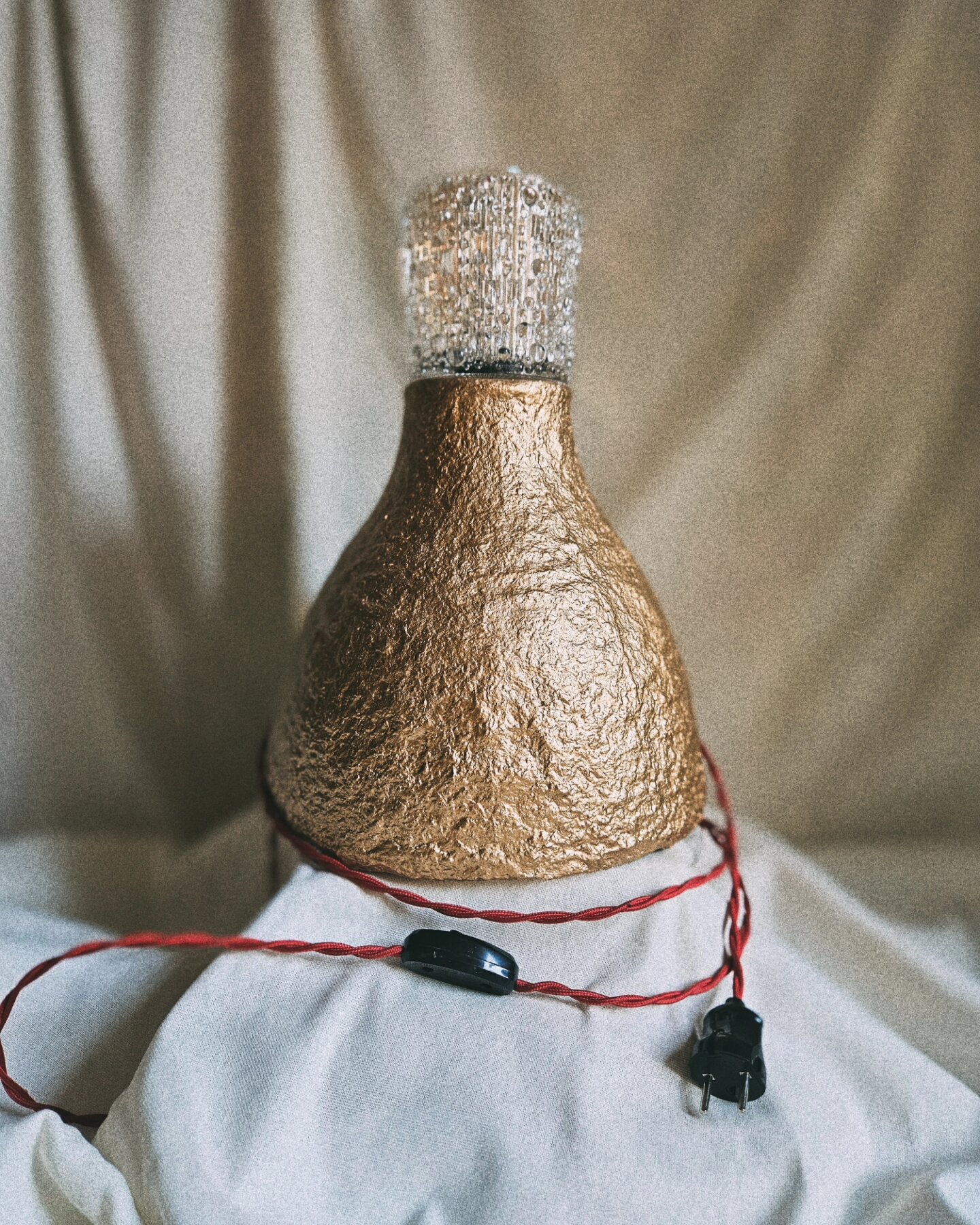 Настольная или напольная лампа в стиле арт-деко из папье-маше золотого цвета Ярило