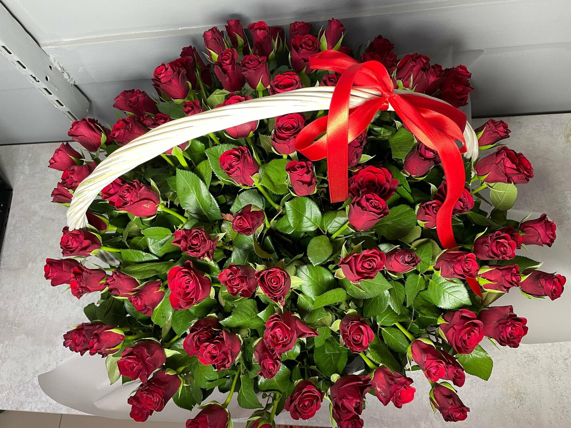 Букет 101 роза "Букет в Корзине", плетеная корзина, 101 цветок