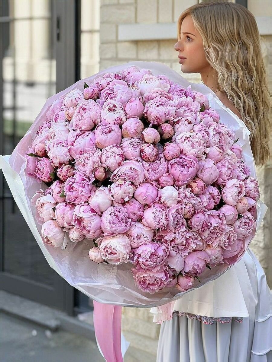 Большой букет из 101 розового ароматного голландского пиона сорта Сара Берна