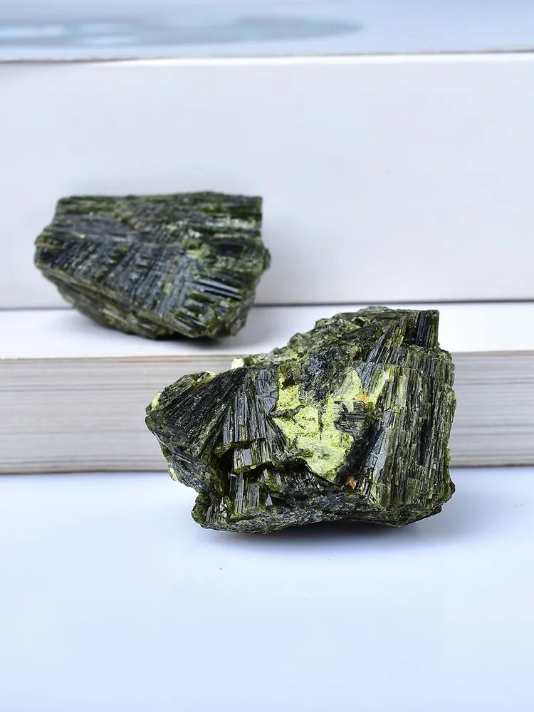 Натуральный камень "зеленый турмалин не подвергался обработке (60-79г 1шт)