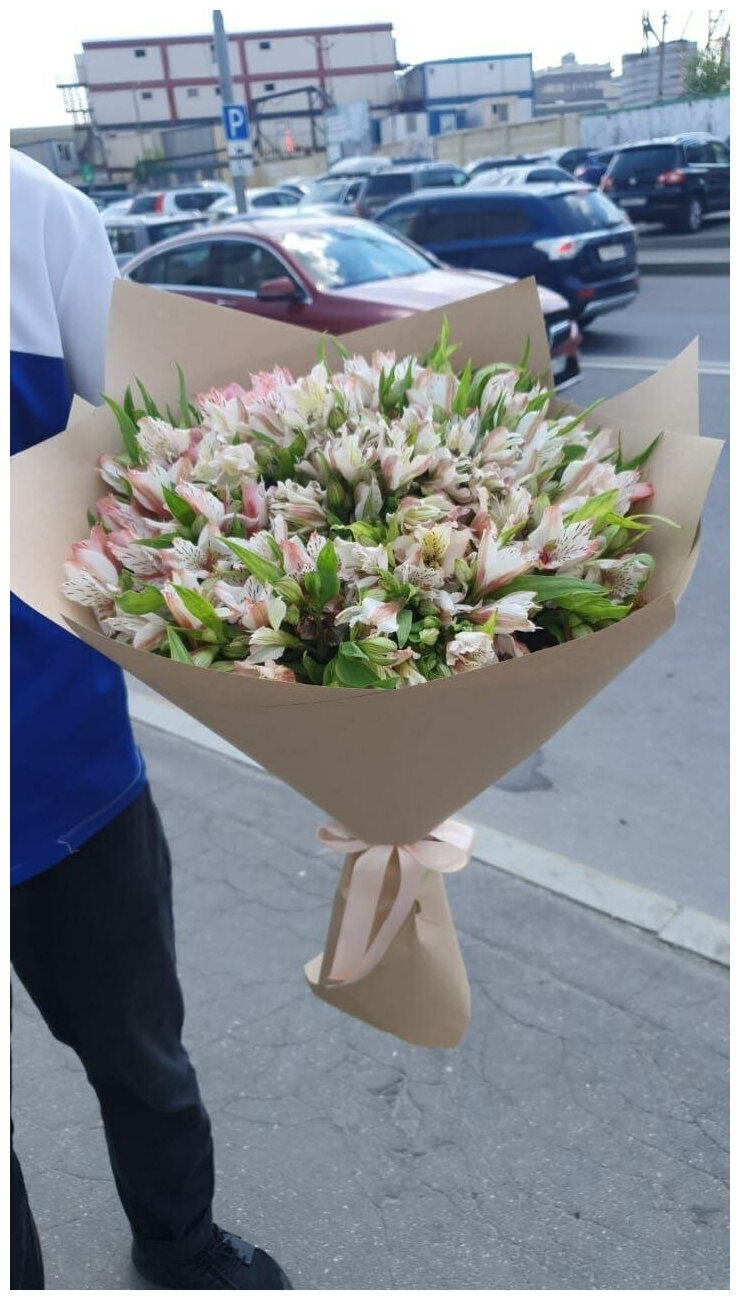 Монобукет Well Flowers, 51 Альстромерия, круглый, XXL, белый/бежевый, 60см свежий букет цветов