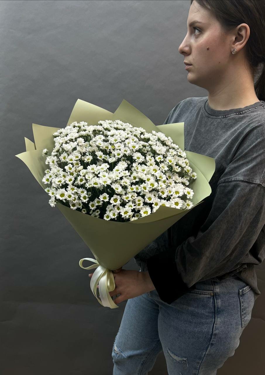 Белые ромашки Моно букет с хризантемой сантини от "Story-flowers" 19 шт.