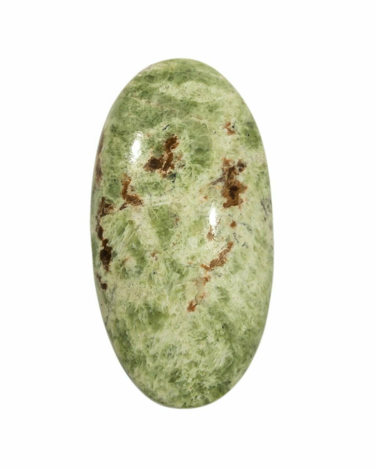 Кабошон из хромдиопсида размером 42х22х6 мм.