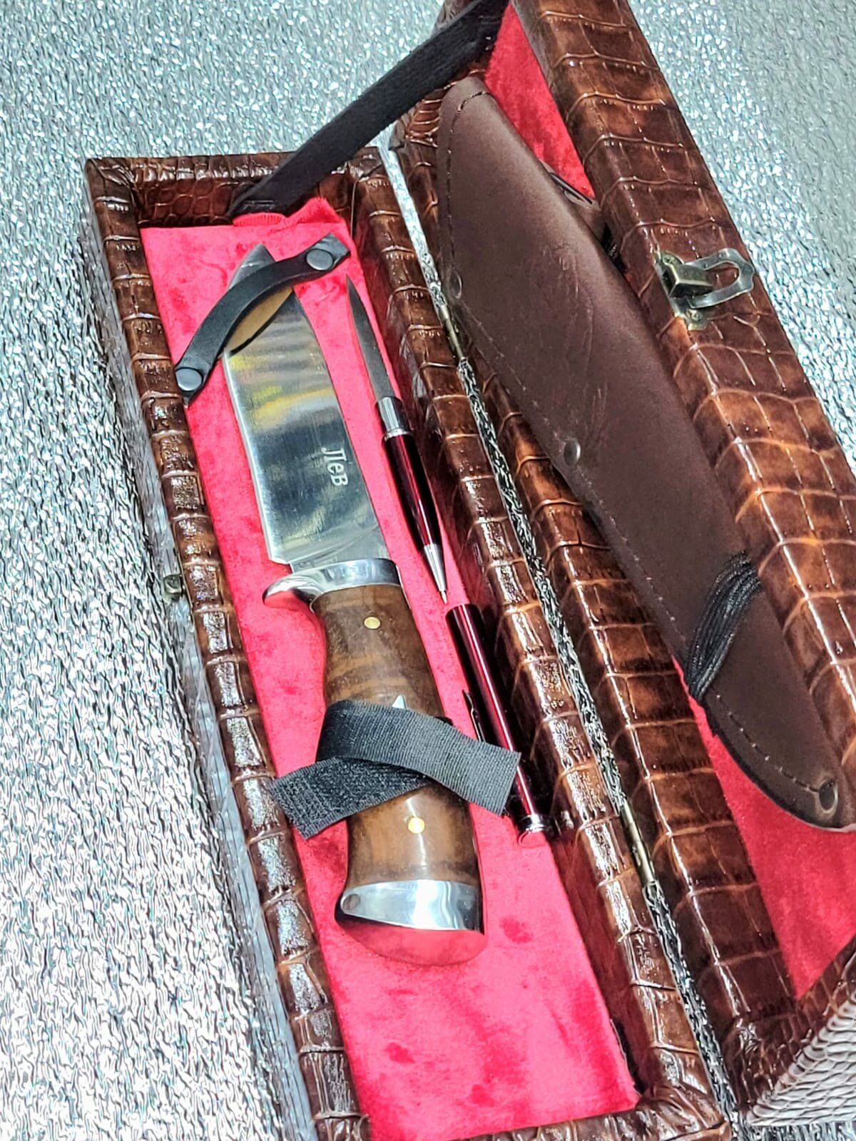 Нож Кизляр "Лев", туристический, разделочный, с ножнами и кожаным футляром, закаленная сталь, 15см