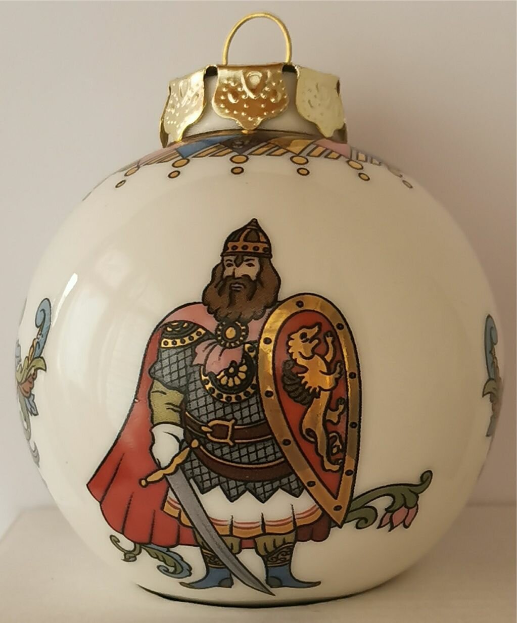 ШАР фарфоровый Новогодний на ёлку-"русские былины - илья муромец" диаметр-65 мм, в картонной коробке.