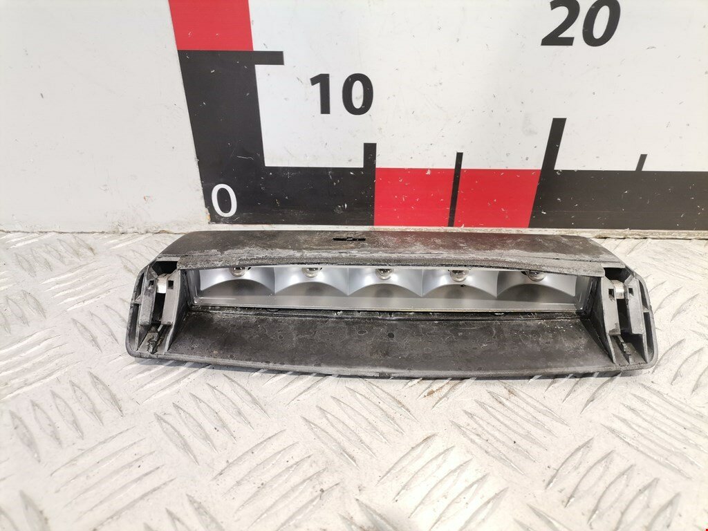 Фонарь дополнительный тормозной (стоп-сигнал) Volkswagen Golf 3 1H0945121 арт. 1452581