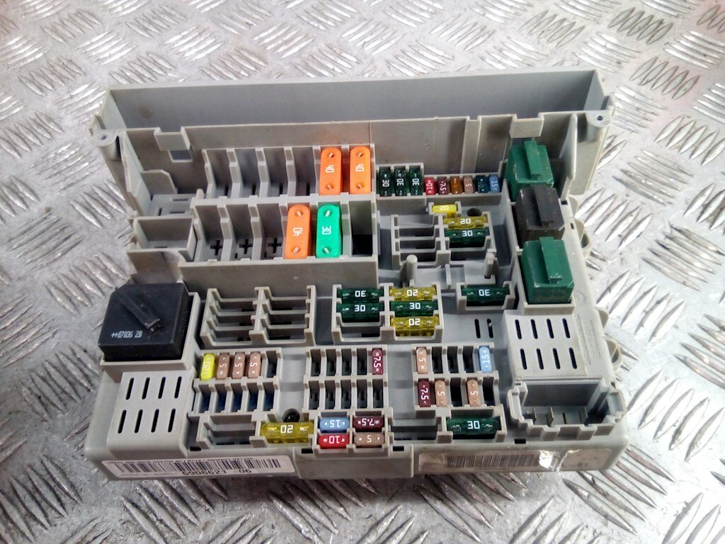 Блок предохранителей BMW 3-Series (E90/E91/E92/E93) 61146978270 арт. 485700