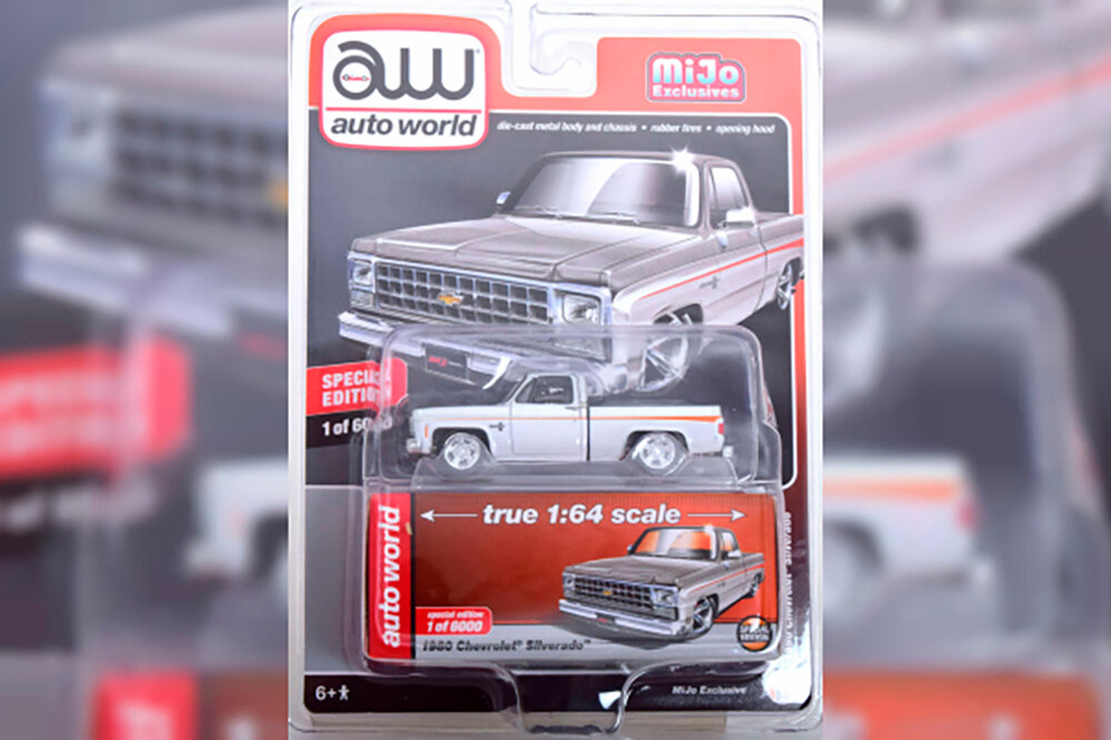 Модель коллекционная AUTO WORLD Chevrolet silverado pick up (1980), white silver (длина модели 6-10 см)