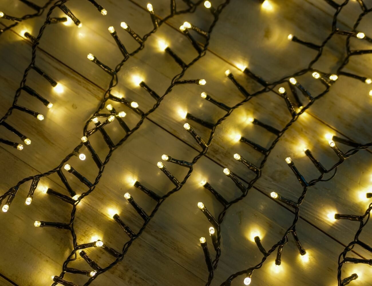 Светодиодная гирлянда Koopman Snake Comfort Basic 24 м, 1200 экстра тёплых белых LED ламп, зеленый ПВХ, контроллер, IP44, Koopman International AX8510250