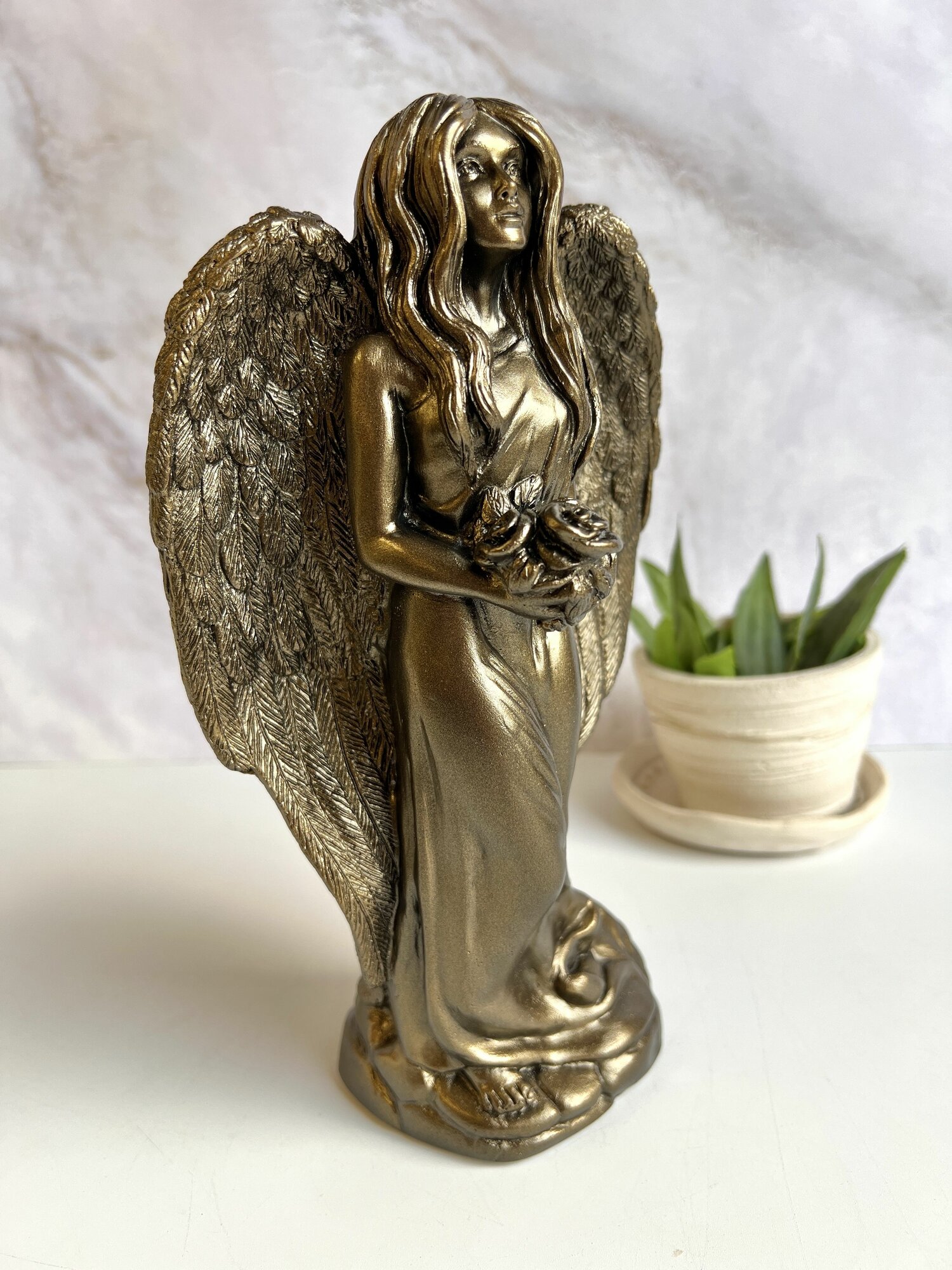 Ангел с розами. Гипс. Высота 24см