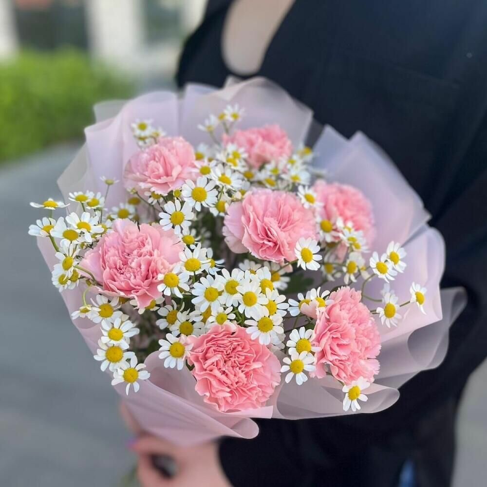 Букет с розовыми диантусами и ромашкой