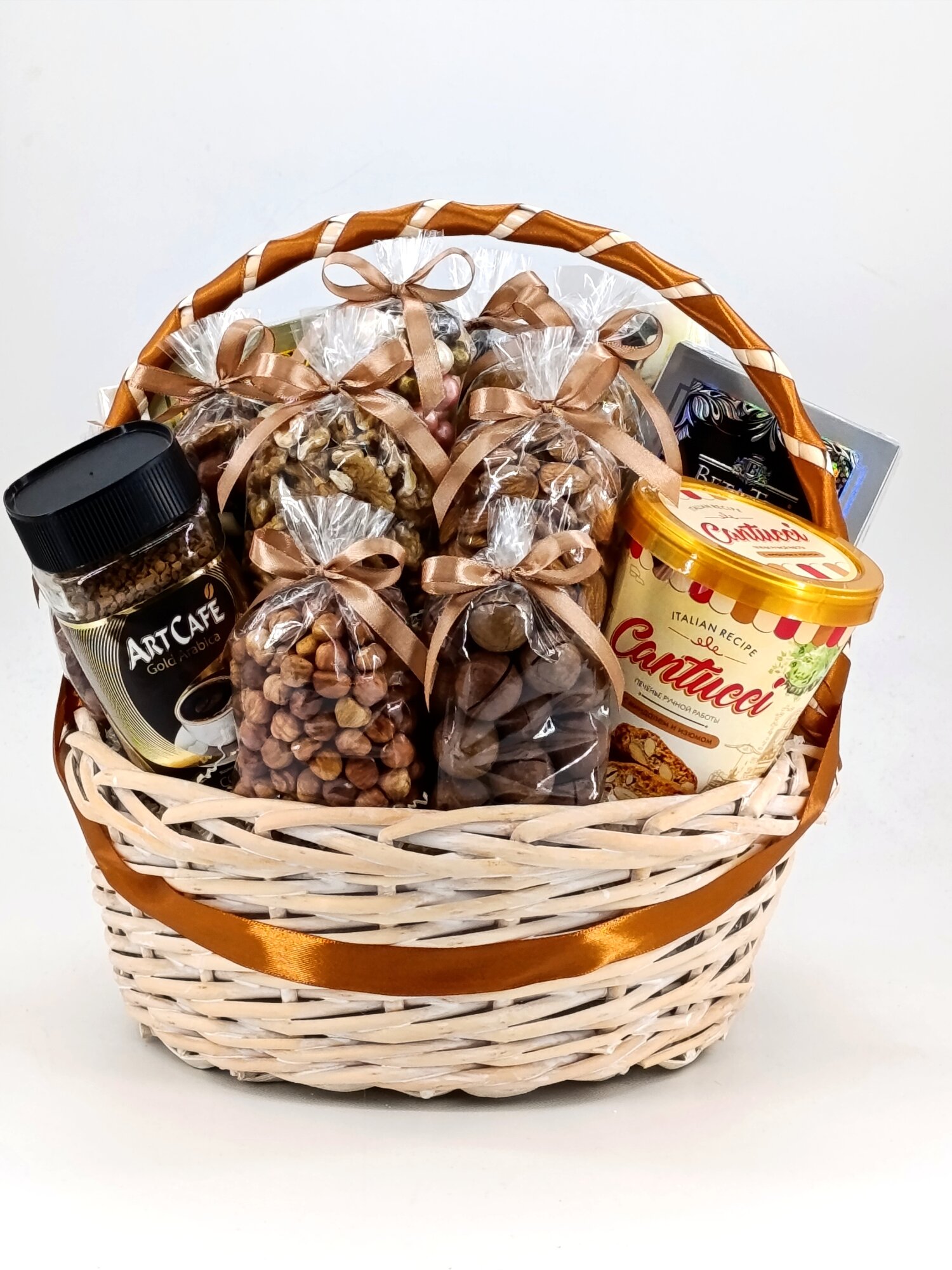 Подарочная корзина с орехами, сухофруктами, чаем, кофе, конфетами и печеньем (18)