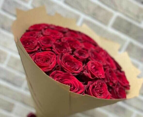 Букет Well Flowers, круглый, на стеблях, 31 роза, в крафте, букет свежих цветов