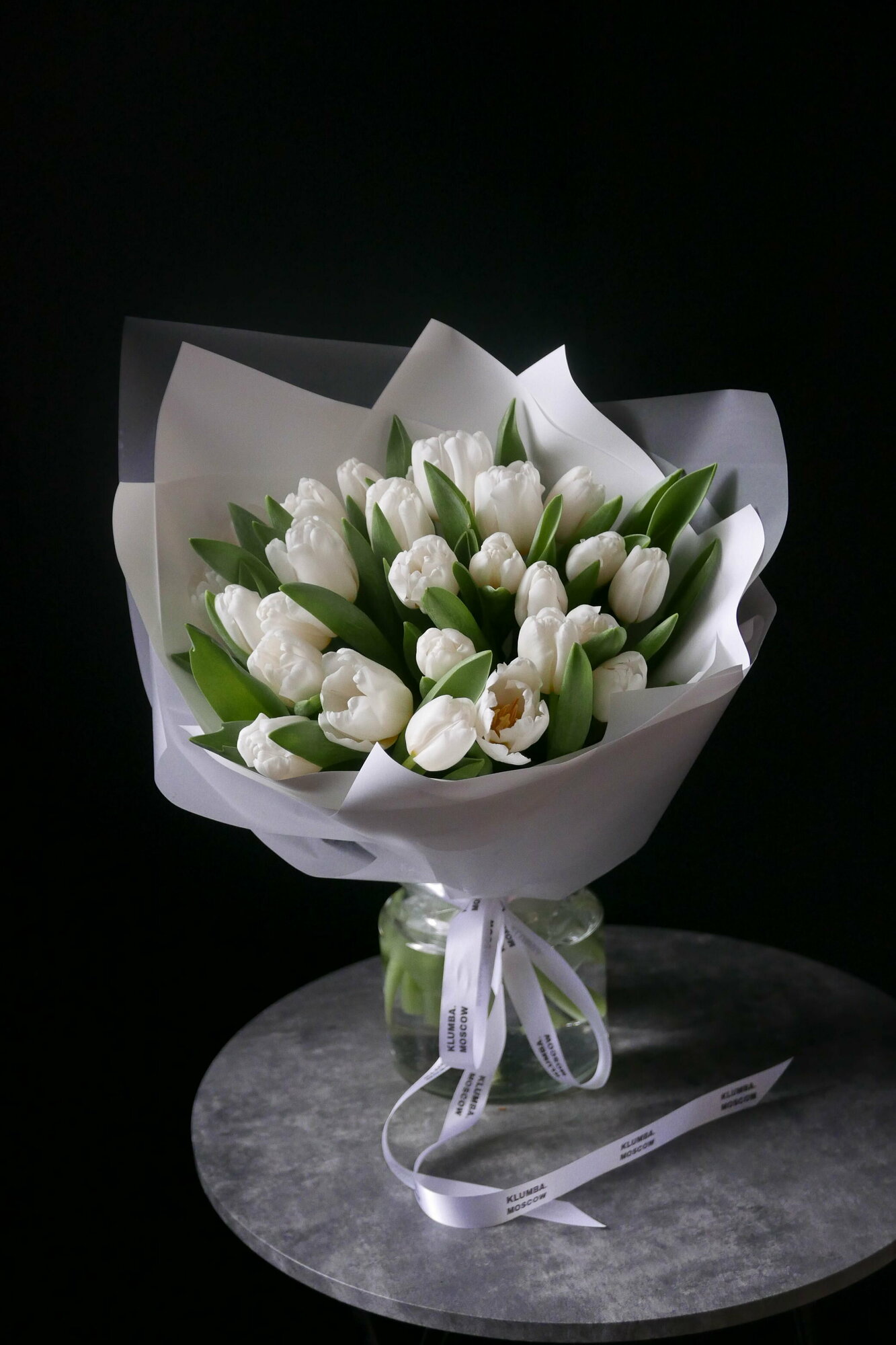 Букет из 25 белых тюльпанов от студии цветов klumba.moscow, аквабокс