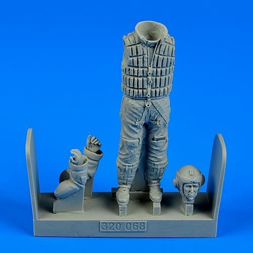 320068 Aerobonus German Luftwaffe Pilot WWII with life jacket 1/32