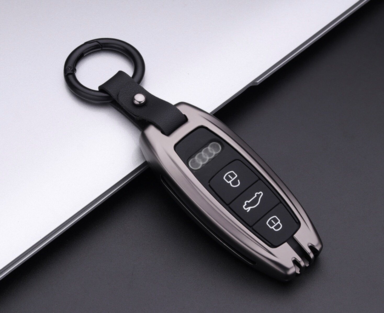 Металлический чехол футляр MyPads M-222604 с вырезом под логотип для автомобильного смарт ключа Audi Q8 Ауди А3 А4 А5 А6 А7 А8 Q3 Q5 Q7 2020 21 22 года