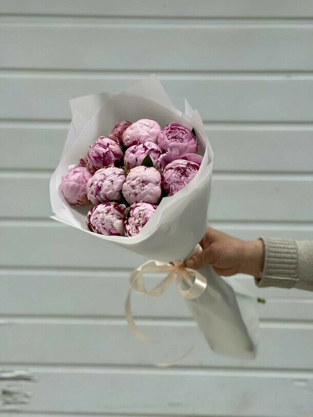 Букет Well Flowers "Сара Бернард", круглый, пионы, XL, 11 шт, букет свежих цветов