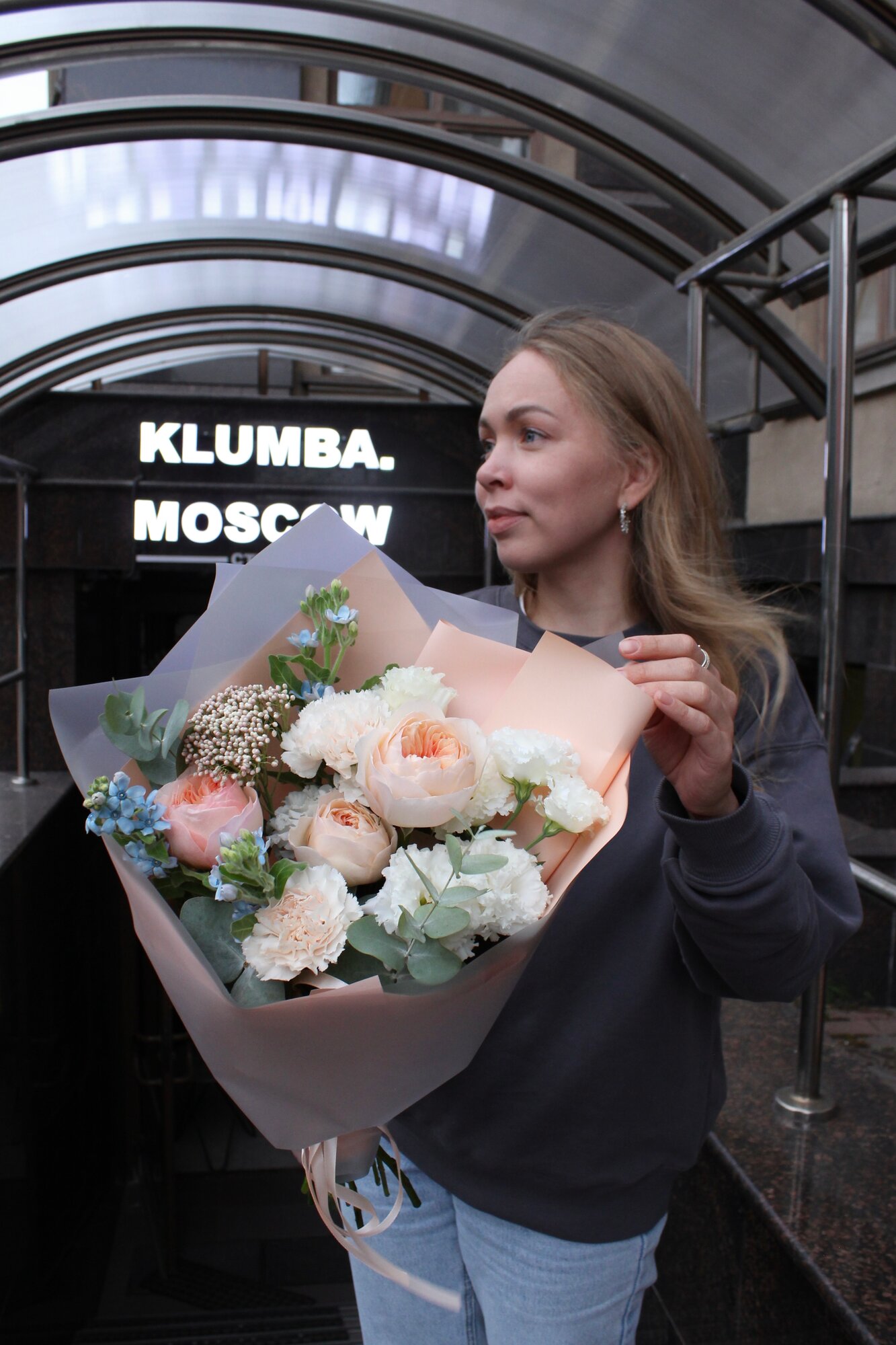 Персиково-голубой букет от студии цветов klumba.moscow, аквабокс