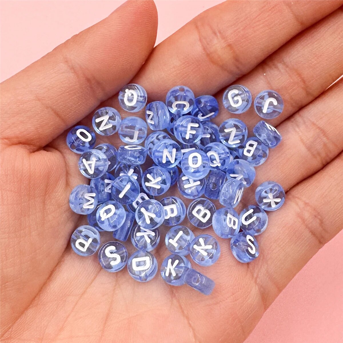 Бусины акриловые круглые с буквами 50 шт. Синий, небесно-голубой
