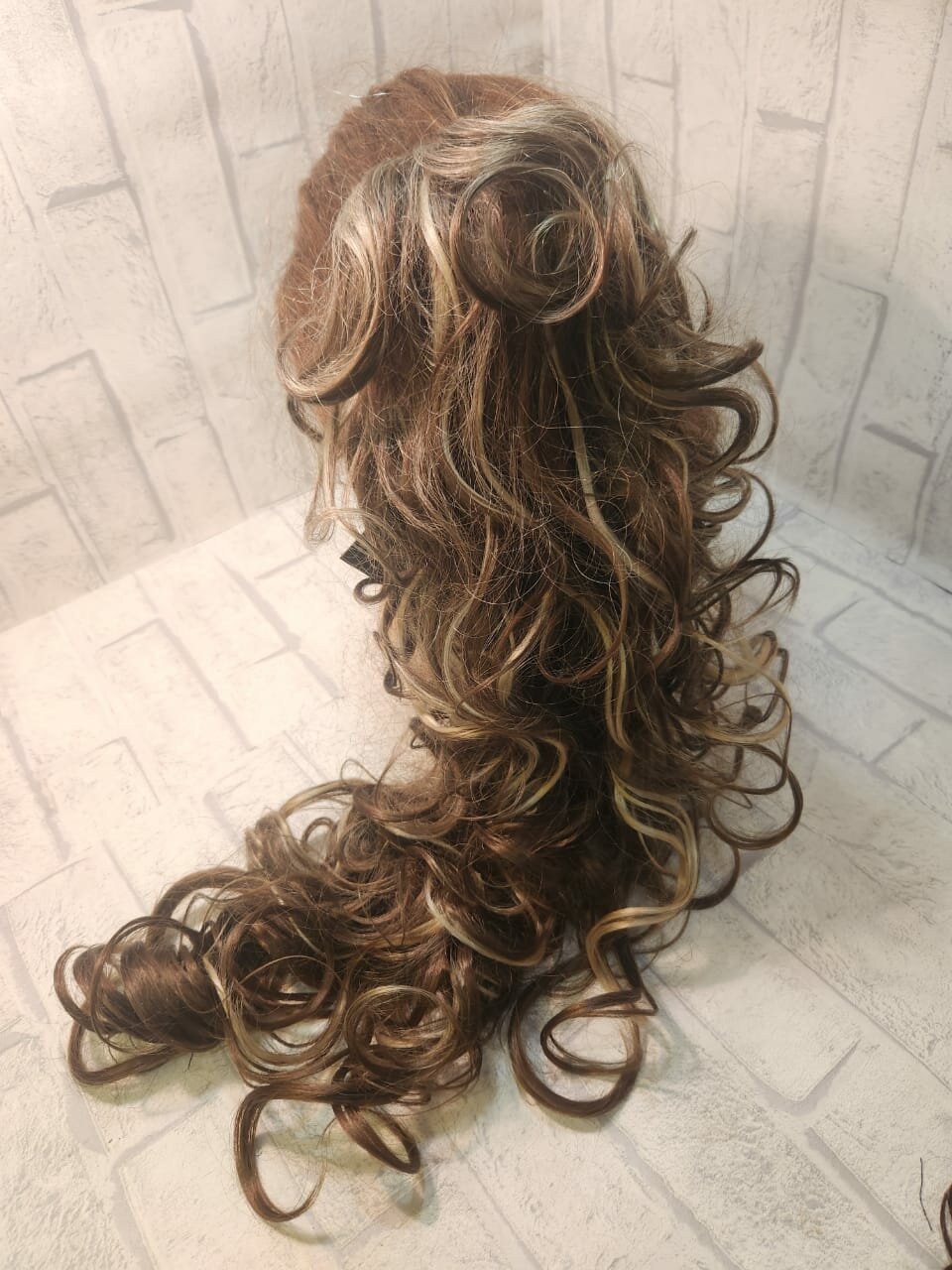 Хвост-шиньон Eva на крабе, имеет кудрявую структуру, выполнен из премиум материалов, имеет цвет Темно-русый с мелировкой