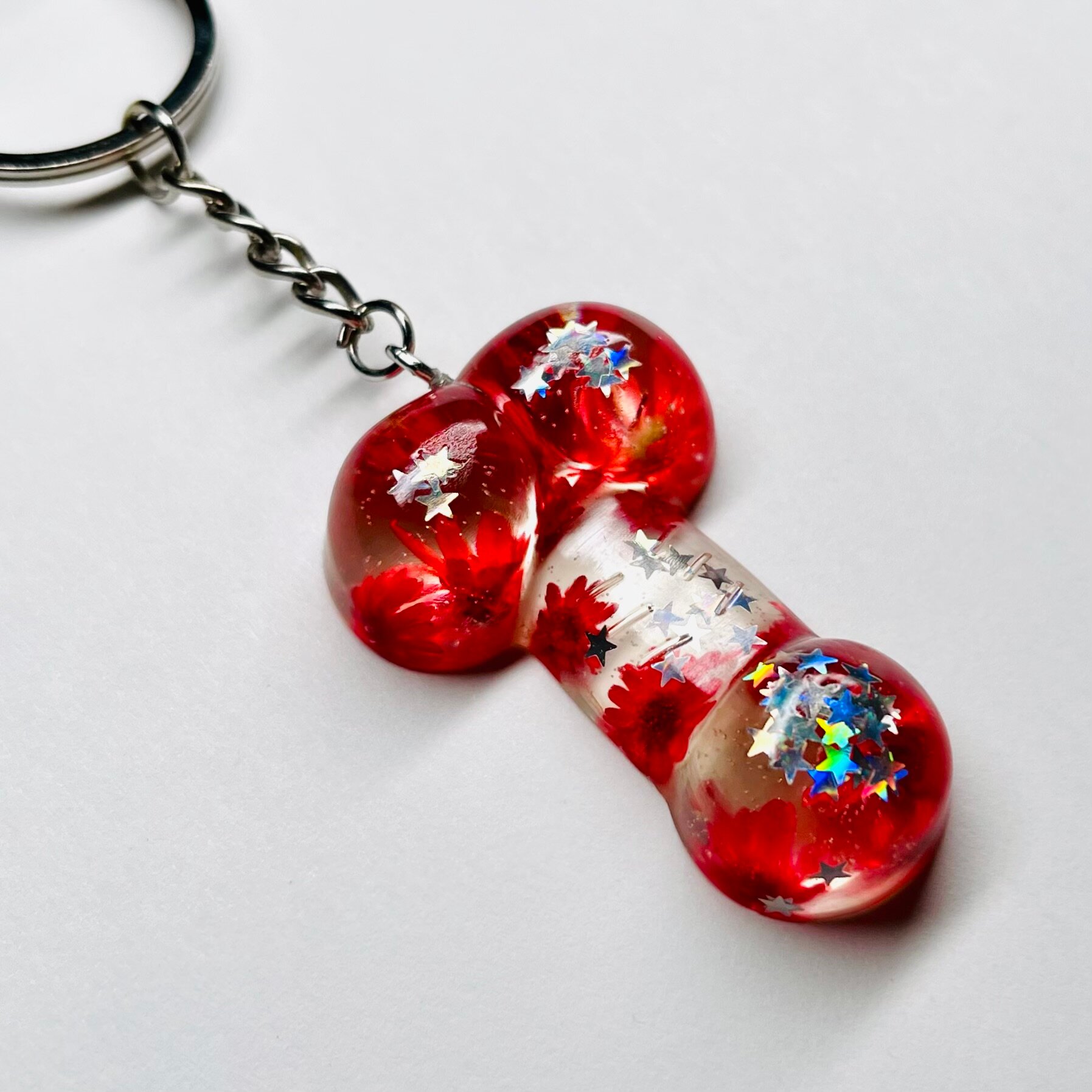 Креативный брелок в форме пениса, инкрустированный сухоцветами, звездами и серебряной поталью EVTUSHENKO ART.