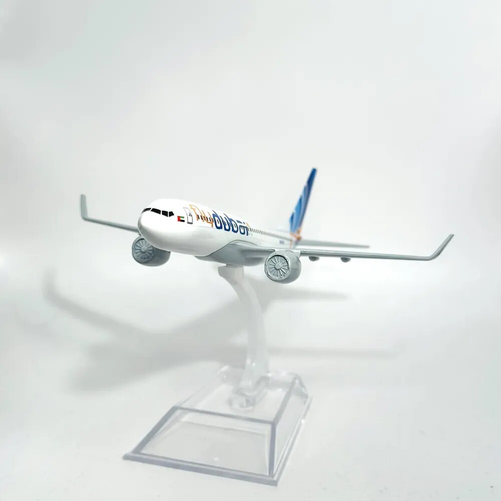 Сборная модель самолета Fly Dubai, металл, пластик, масштаб 1/500, длина 16 см — фото 1
