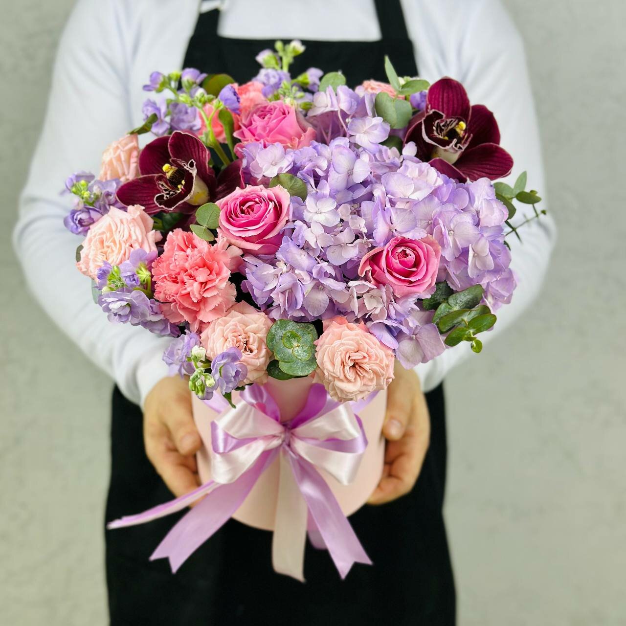 Яркая коробка Rybe-flowers микс, 11 цветов в букете, 25см, в шляпной коробке
