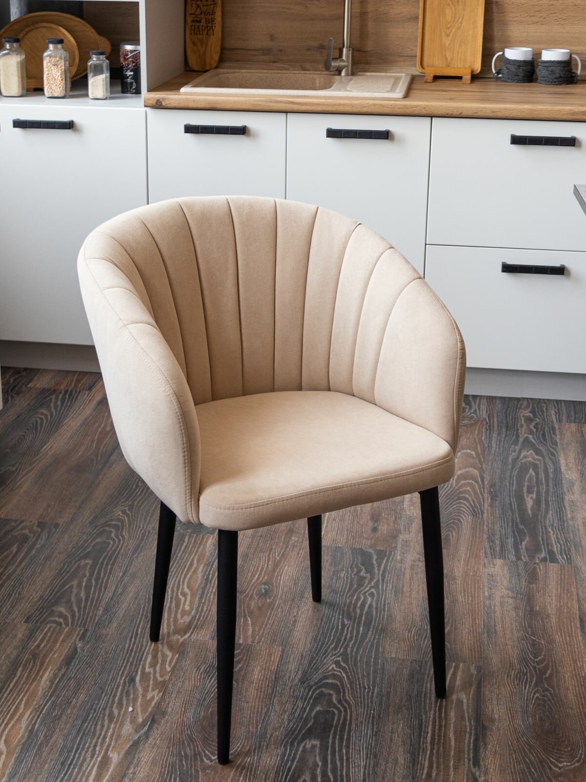 Мягкий стул "Верона" для гостиной и спальни с подлокотниками, 1 шт, цвет бежевый с черными ножками "Ваш Стул"