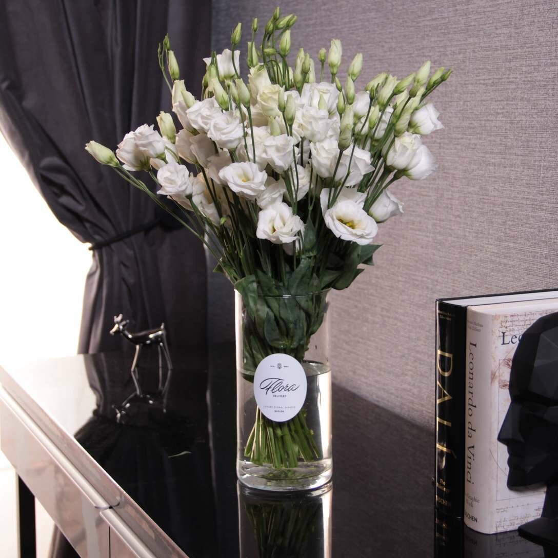 Букет из белого лизиантуса в вазе