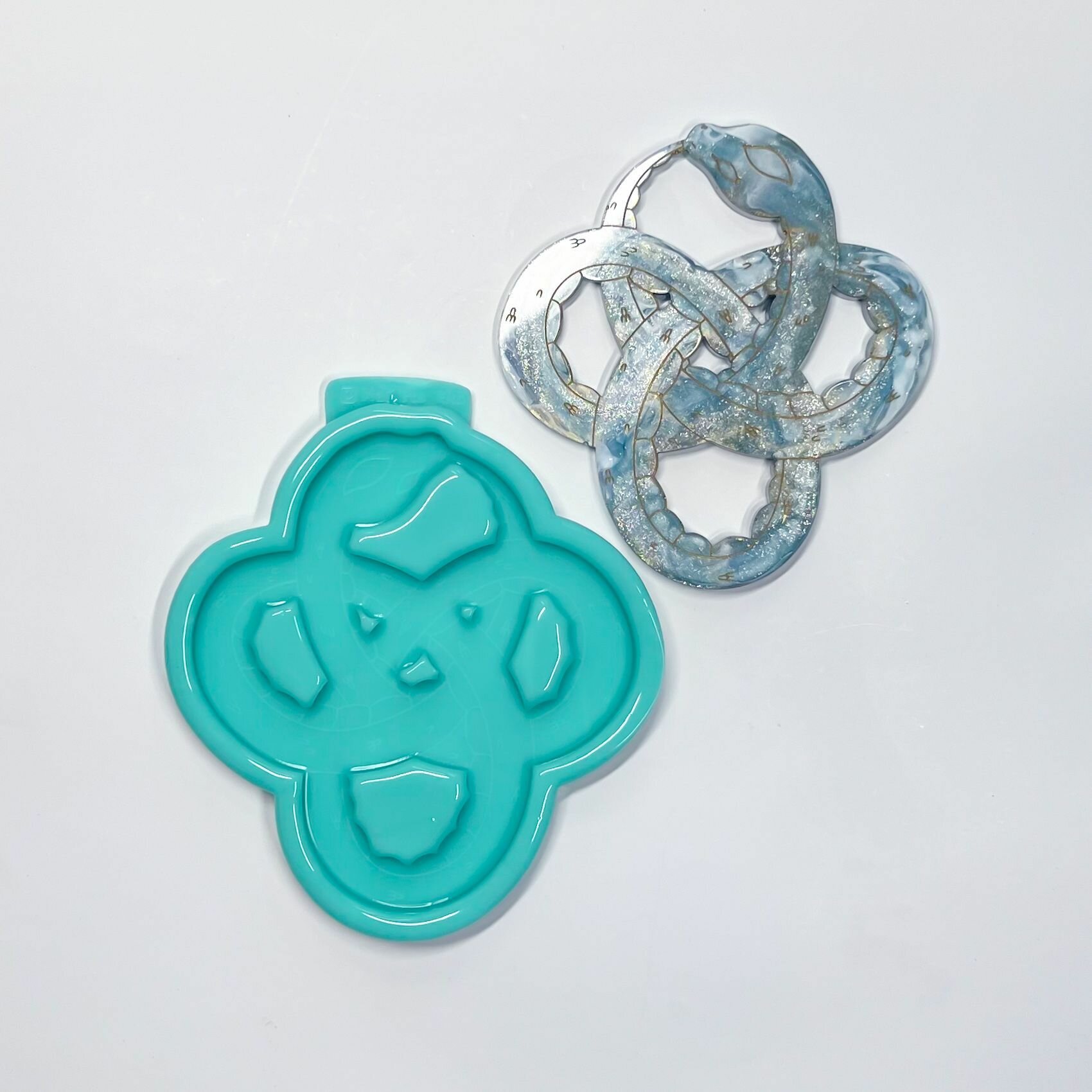 Силиконовый молд для эпоксидной смолы новогодняя игрушка "Змея уроборос"