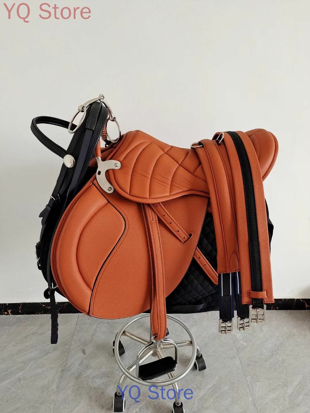 Выносливое седло для длительной верховой езды. Полная английская сбруя с двойной подпругой. Снаряжение и аксессуары для активного отдыха на лошадях.