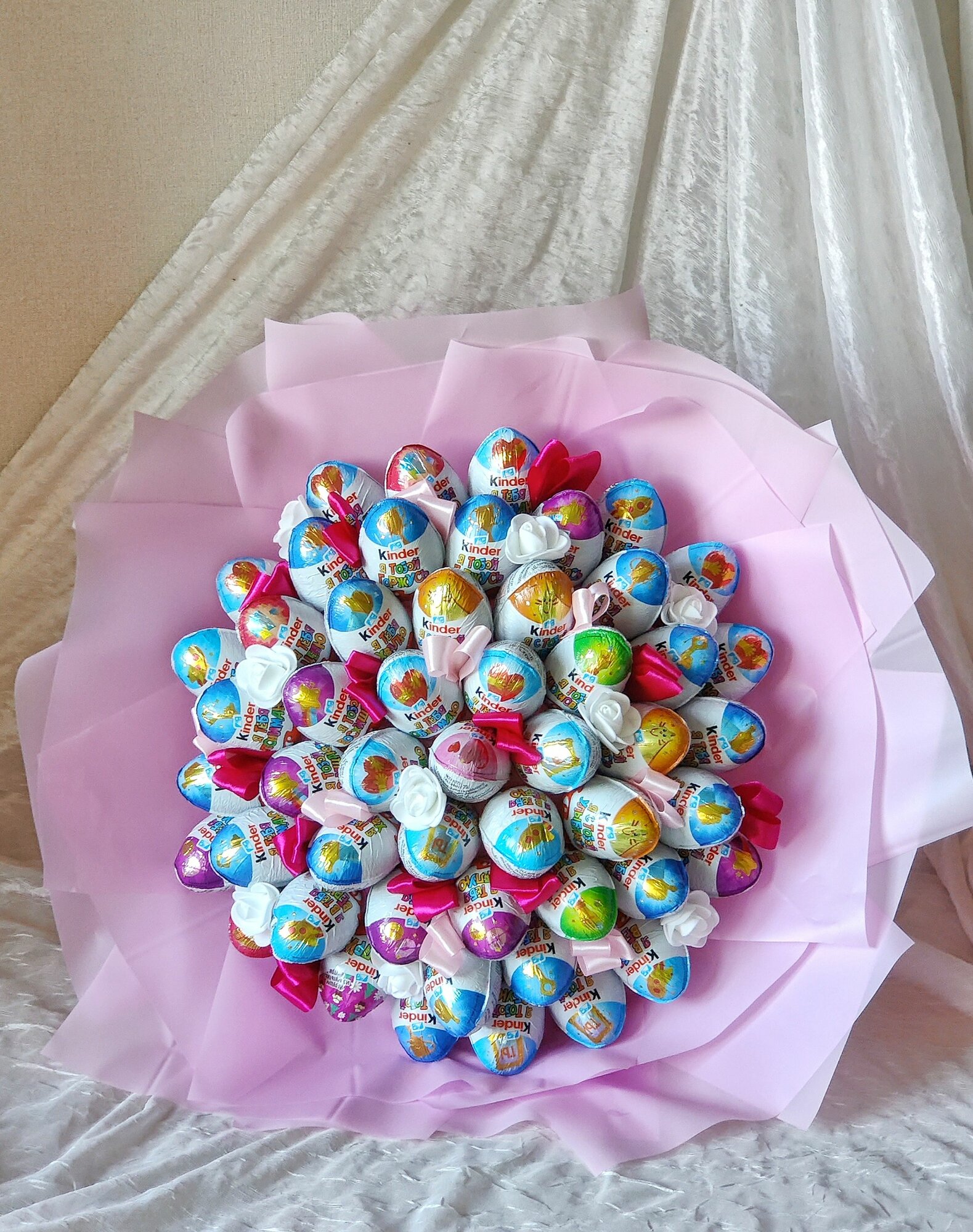 Большой букет из киндеров