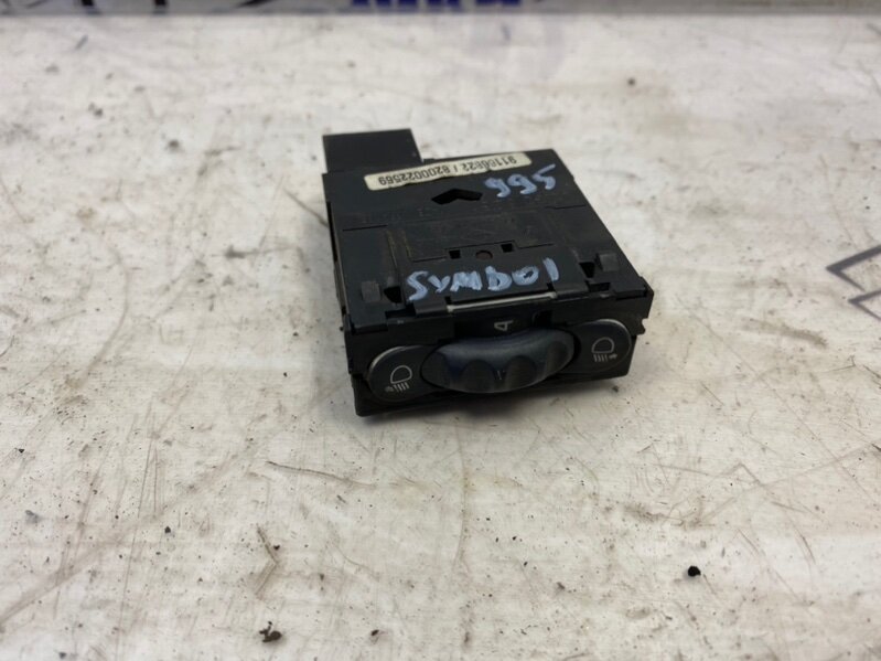 Б/У кнопка регулировки фар Renault Symbol 2008 LB K7J700 24343 RENAULT арт. 8200022569