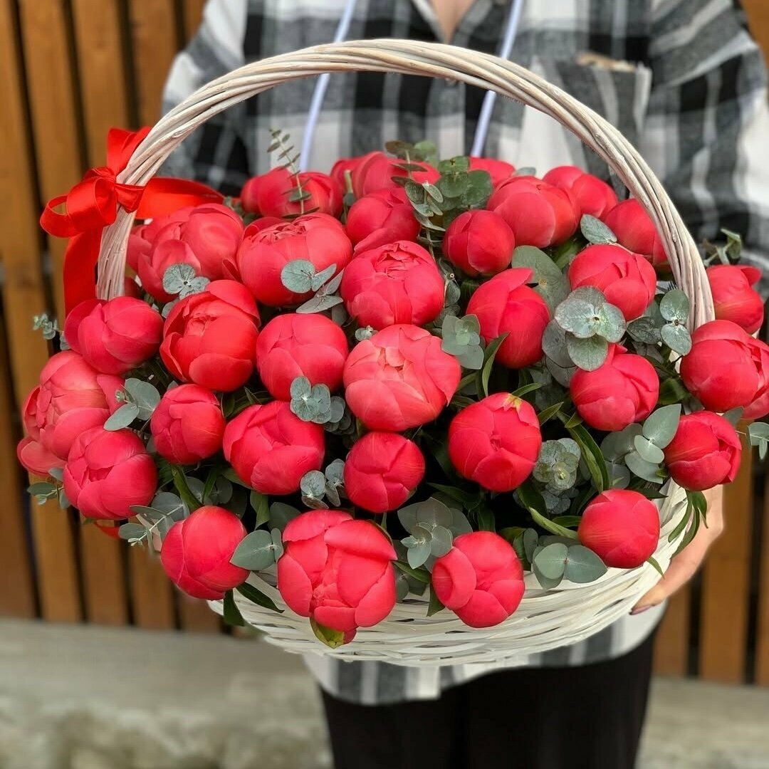 Букет из коралловых пионов и эвкалипта в корзине, красивый букет цветов, шикарный, премиум цветы, премиум букет