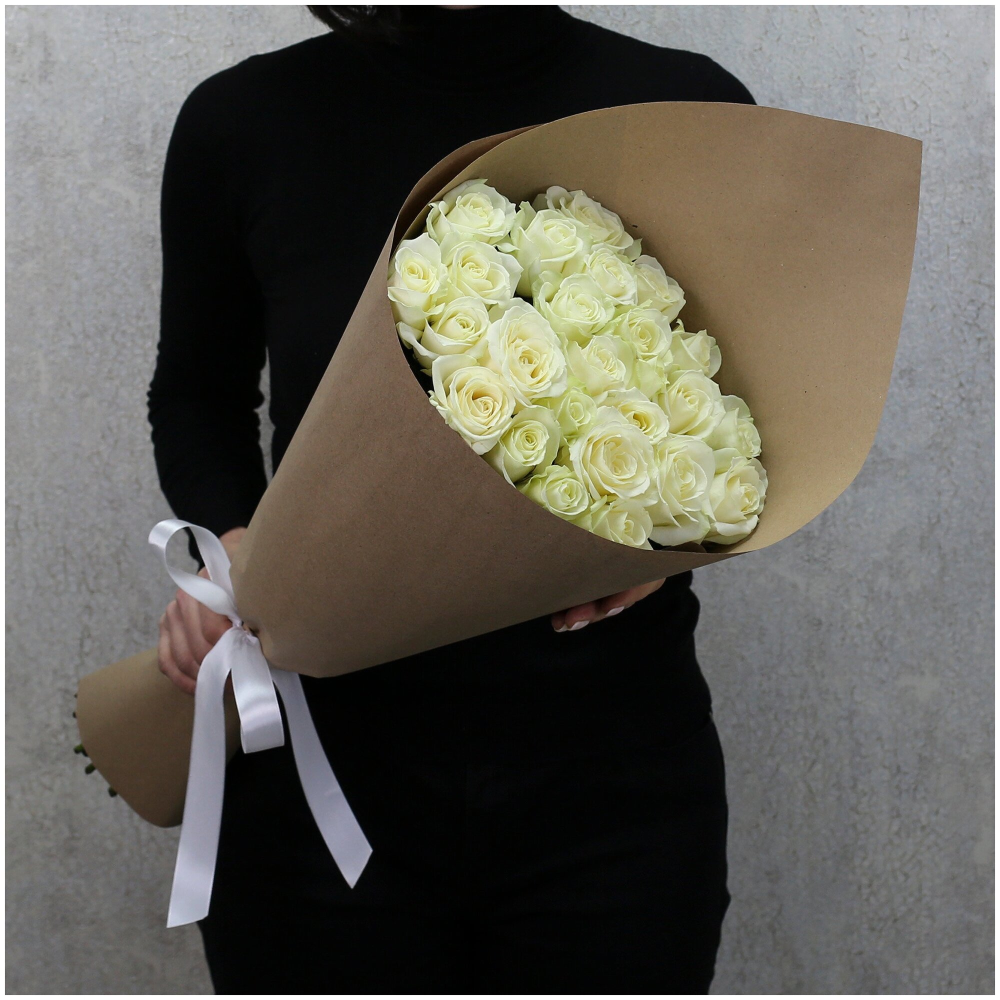 Цветы живые букет Flor-Pro Flowers из 25 белых роз Аваланч 60 см в крафт-бумаге