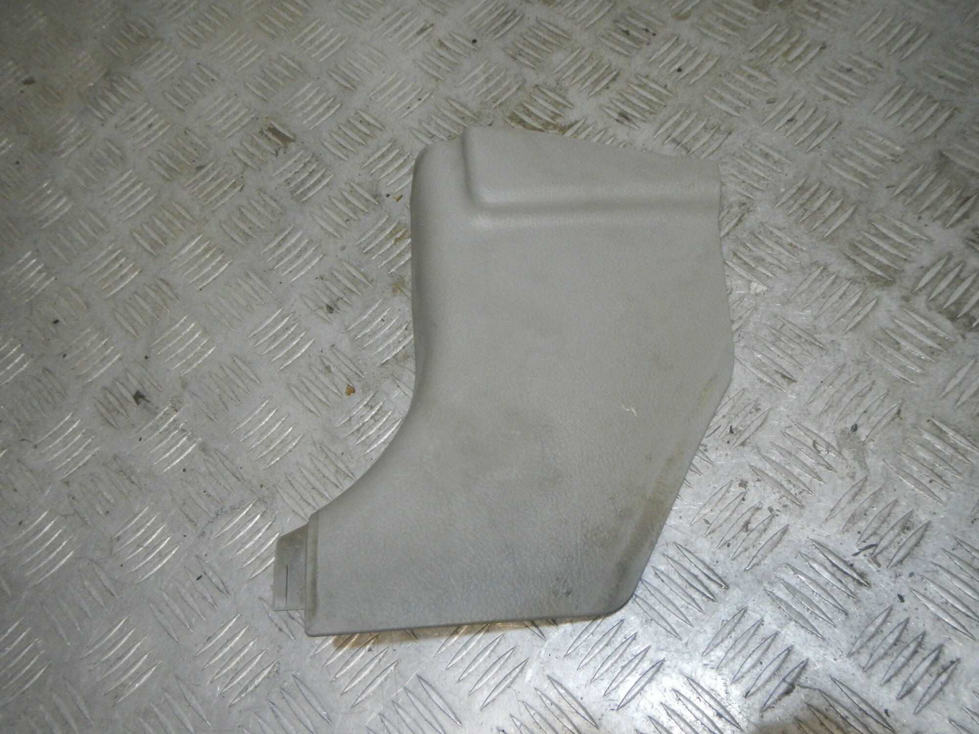 Б/У Обшивка стойки передней левой, KIA (Киа)-CERATO (04-08) KIA CERATO (04-08) нижняя Царапины. 506382 Hyundai-KIA арт. 8...