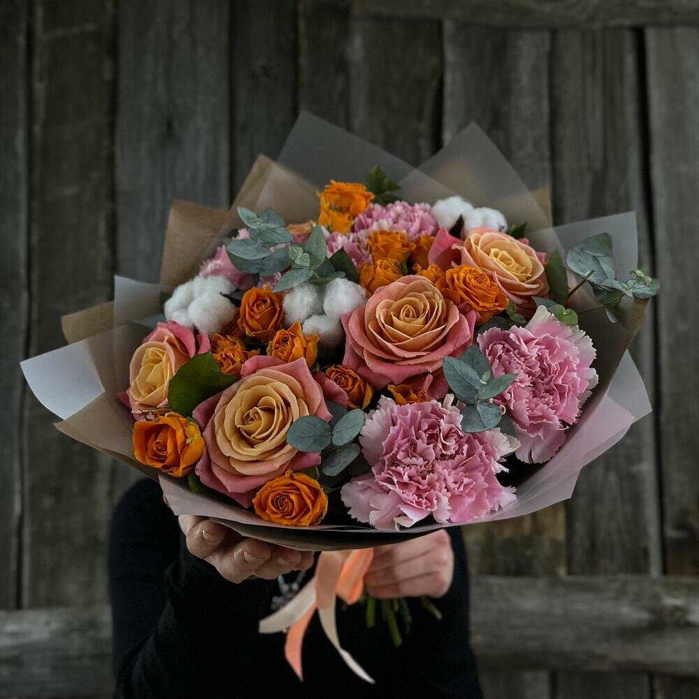 Букет "Пламя" с розами и диантусами в крафте от Flori Mondi FM022
