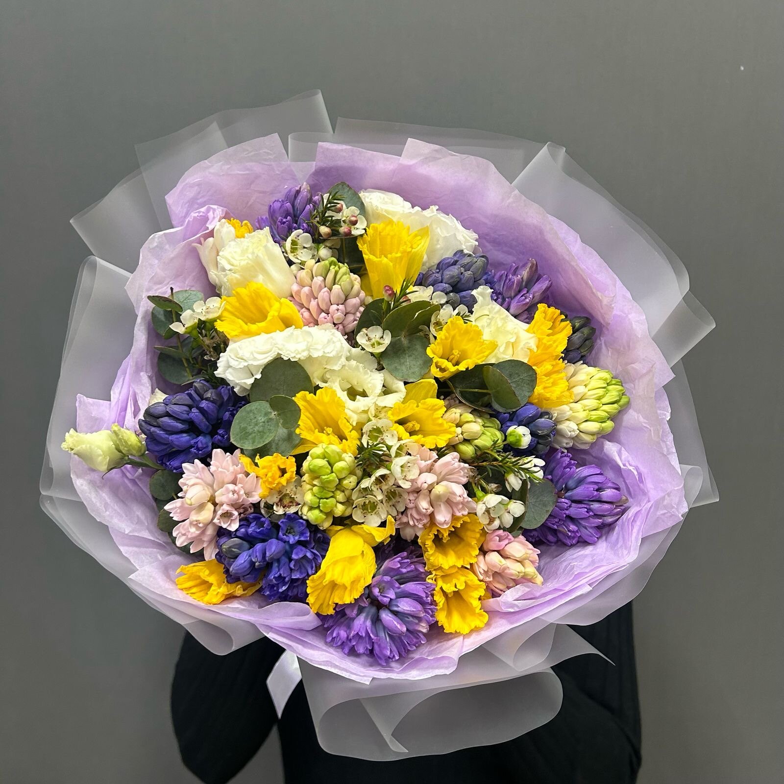 Микс из гиацинтов, нарциссов и эустомы