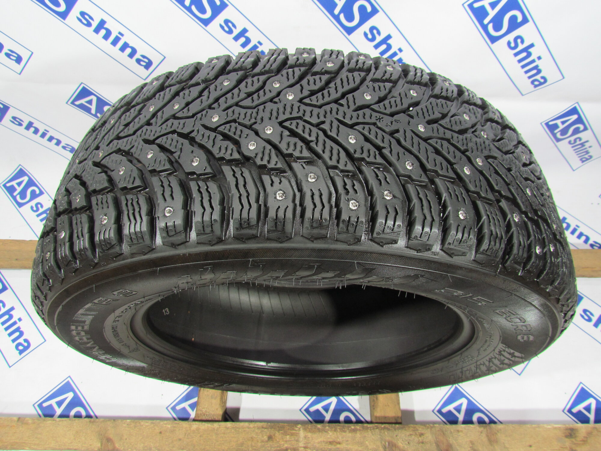 Nokian Hakkapeliitta 9 215 60 R16 зимние шипованные БУ шины 5-10% износ , артикул 0028190