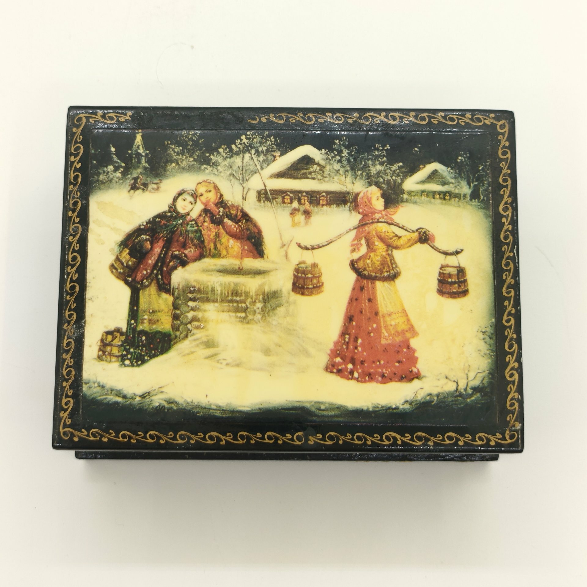 Шкатулка миниатюрная "У колодца", папье-маше, печать, лак, золочение