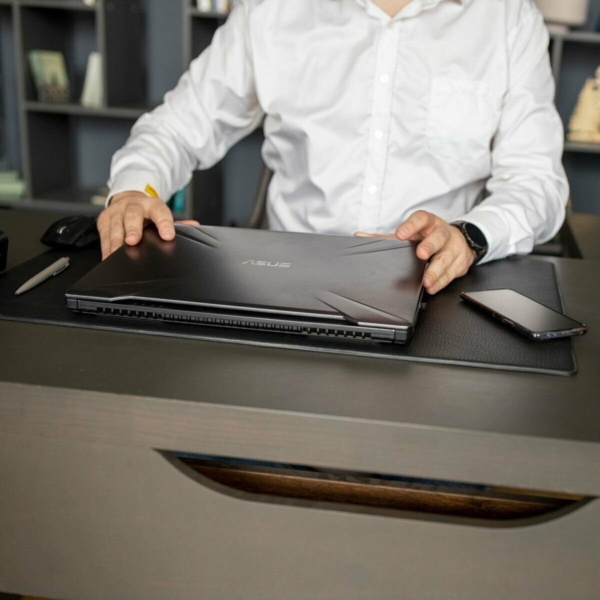 Маленький бюварчик для рабочего и журнального стола, Ogmore Black by Audmorr, Размер - 35 х 50 см, натуральная кожа черный