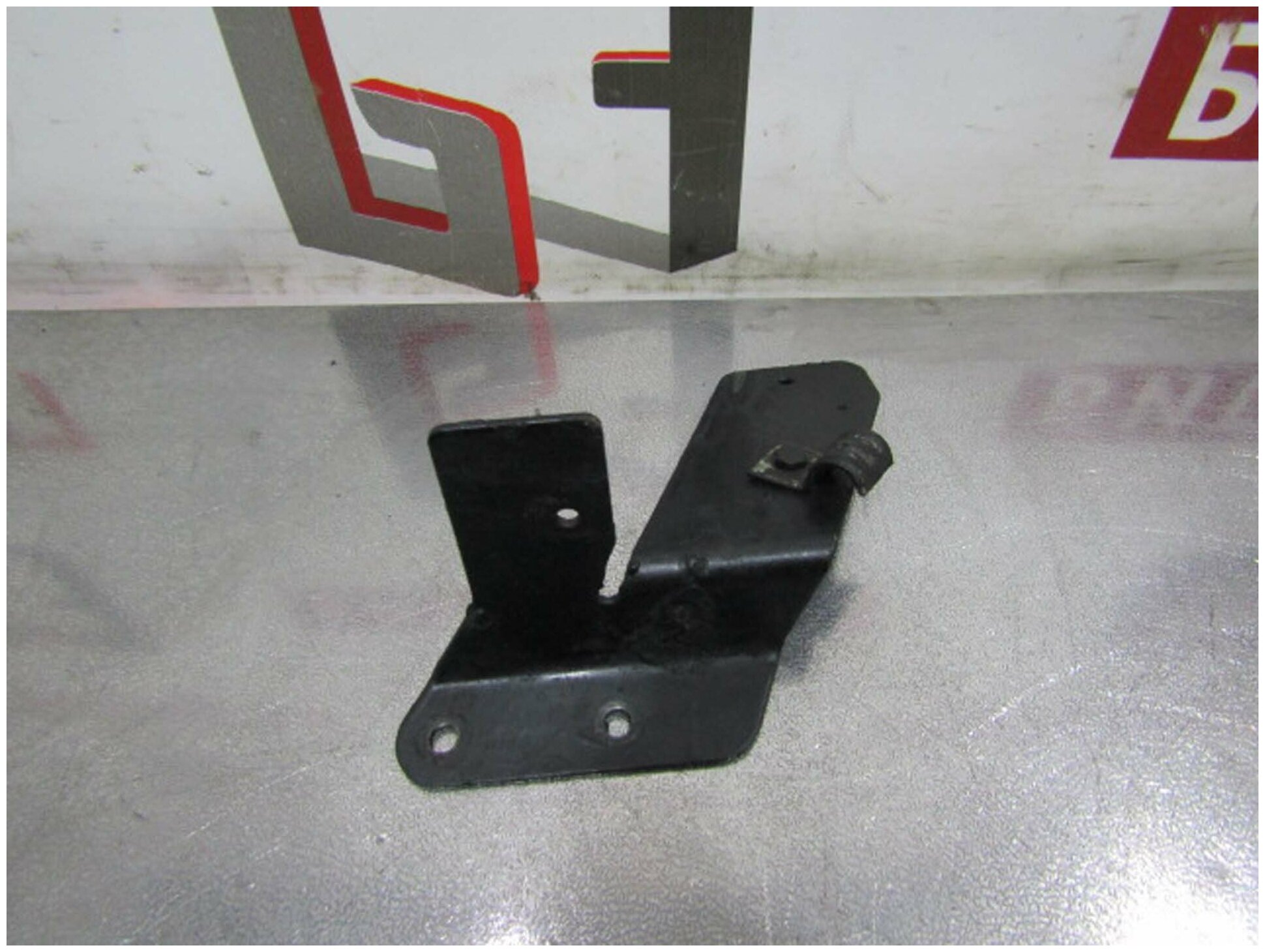 Кронштейн трубки топливной двигателя D2866 MAN TGA