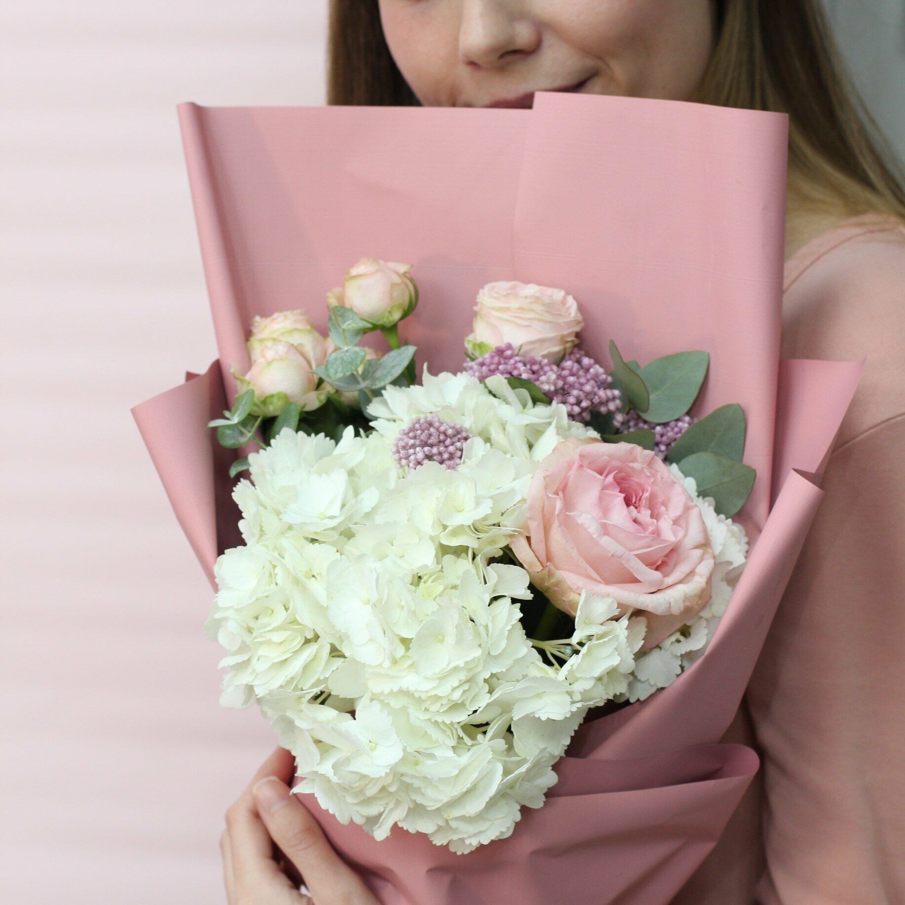 Букет 26 с пионовидной садовой розой O'Hara и гортензией с нотками озотамнуса и эвкалипта