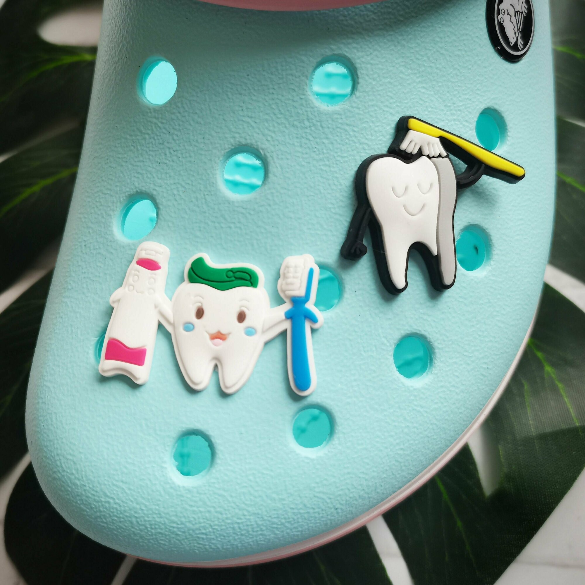 Медицинские джибитсы на crocs, джибитс зуб для стоматолога