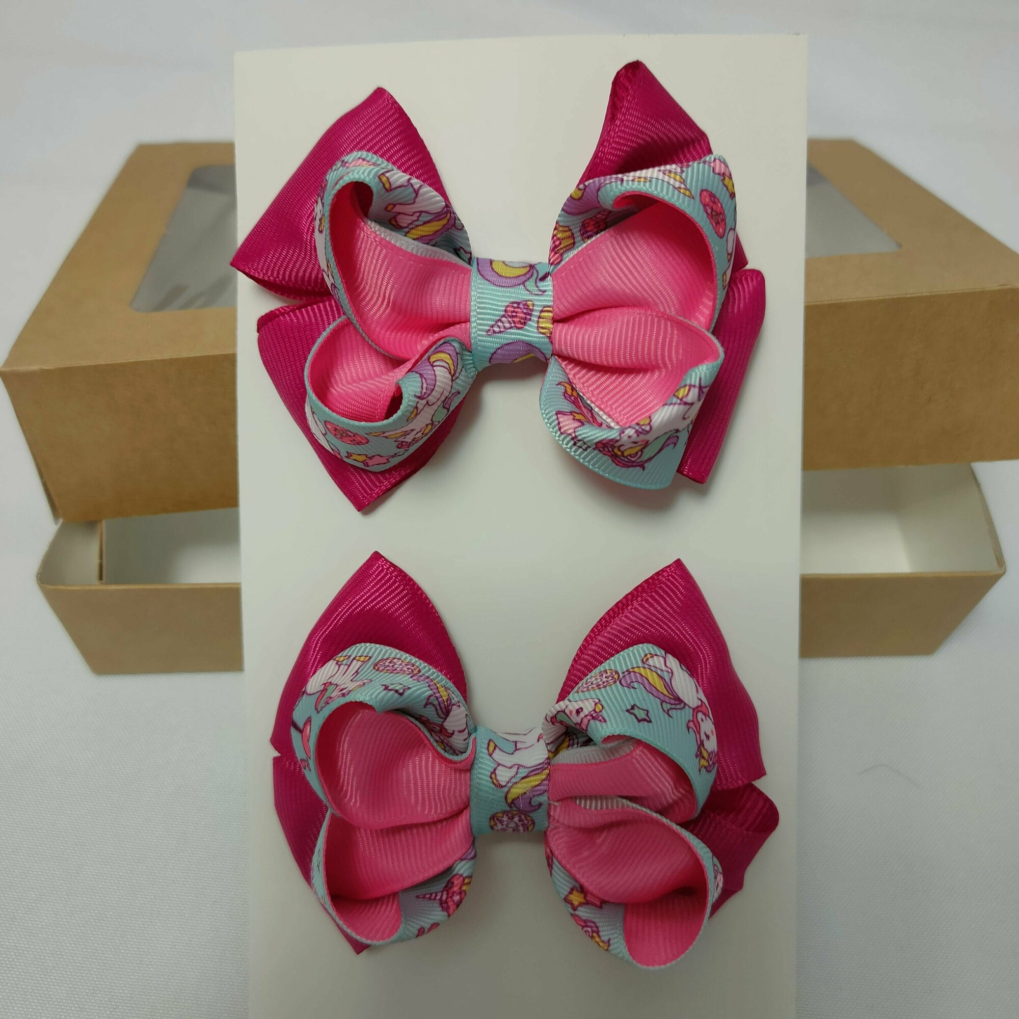 Банты "бабочки" 8 см, нарядные банты в школу и детский сад, на резинке, с рисунком