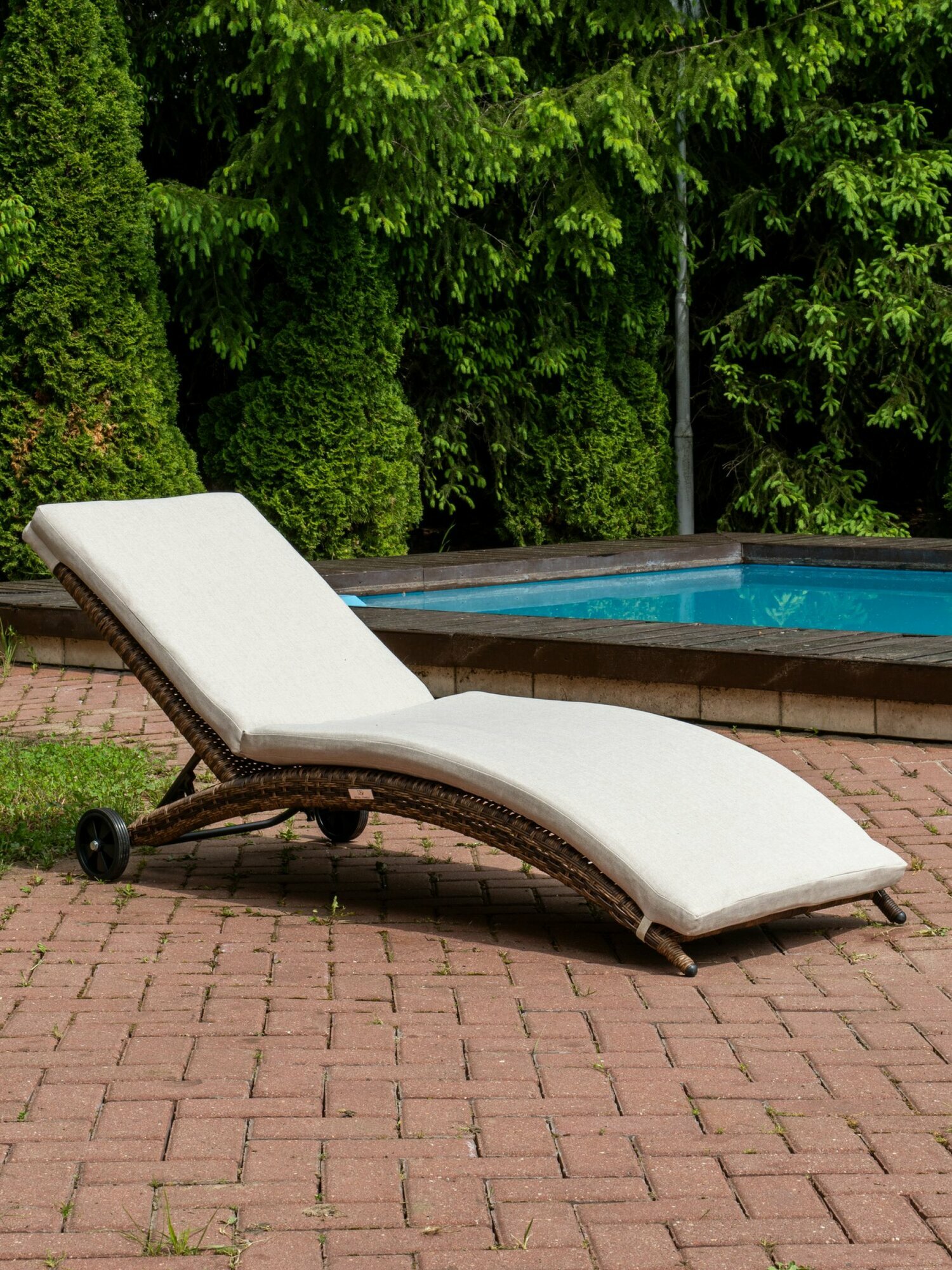 Садовый шезлонг из ротанга Royal Family AGATA с матрасом, коричневый