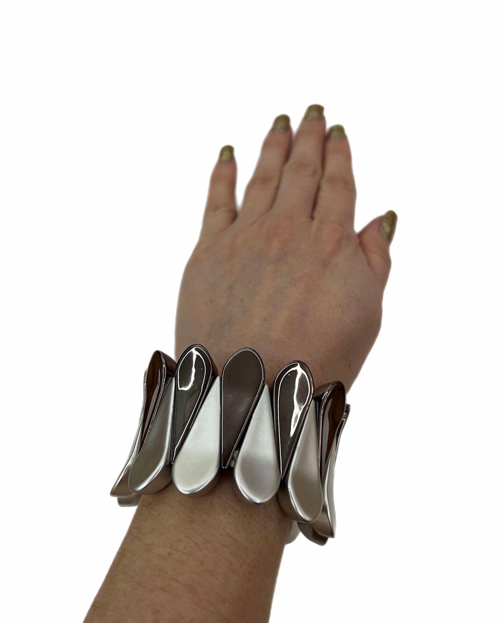 Жесткий браслет, пластик